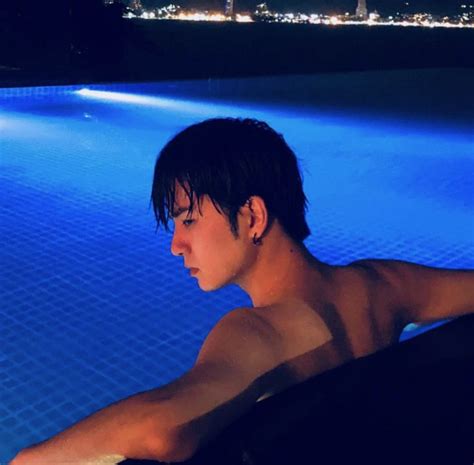 Pin De Haley Rohrbacher En Caesar Wu Chicos Japoneses Fotos De Coreanos Romance Divertido