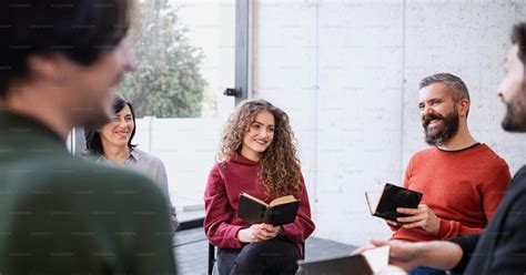 남성과 여성은 그룹 치료 중에 서클에 앉아 읽고 이야기합니다 사진 Unsplash의 앉아 이미지