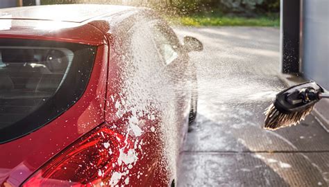 셀프 서브 세차장으로 세척된 레드 카 브러쉬 빗자루에서 후륜 위 쪽으로 스프레이하는 흰색 비누 거품에 대한 세부 사항 세차장에 대한 스톡 사진 및 기타 이미지 Istock