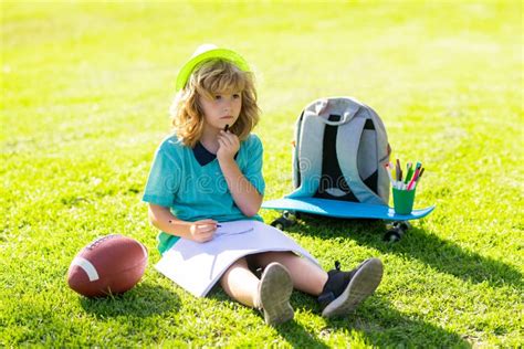 Conceito De Criatividade Infantil Garoto Desenha No Parque Deitado Na Grama Se Divertindo Na