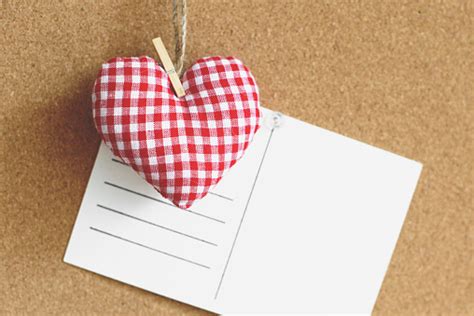 빨간 섬유 마음과 무료 흰색 엽서 갈색 공예 재활용 코르크 보드 배경 위에 공간을 복사합니다 발렌타인의 날 개념입니다 2월에 대한 스톡 사진 및 기타 이미지 Istock