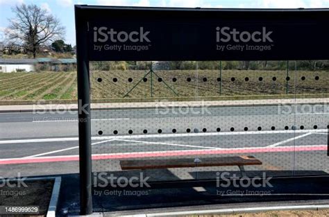 시내 버스 정류장 통합 된 나무 벤치가있는 유리 쉼터 지붕과 뒷벽 만 도시의 보도 옆 거리에 우아한 아치 역 플랫폼 잔디 잔디 촉각 갈색에 대한 스톡 사진 및 기타 이미지