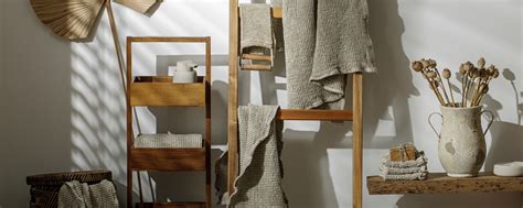 유기농 수제 비누 나무 사다리에 매달려있는 와플 린넨 수건 베이지 색 비누 디스펜서 각질 제거 바디 스트랩 및 질감이 있는