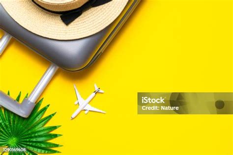 가방 야자수 잎과 밀짚 모자선글라스 노란색 배경에 여행 구성흰색 비행기 여름 방학 휴가 컨셉의 디자인 0명에 대한 스톡 사진 및 기타 이미지 Istock