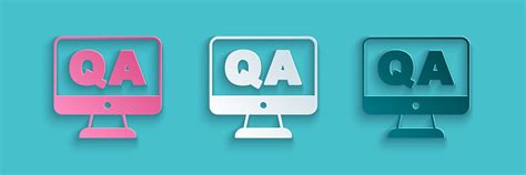 파란색 배경에서 격리된 질문 및 답변 아이콘이 있는 용지 컷 스피치 버블 Q 및 기호 Faq 기호 채팅 음성 거품 및 차트 종이