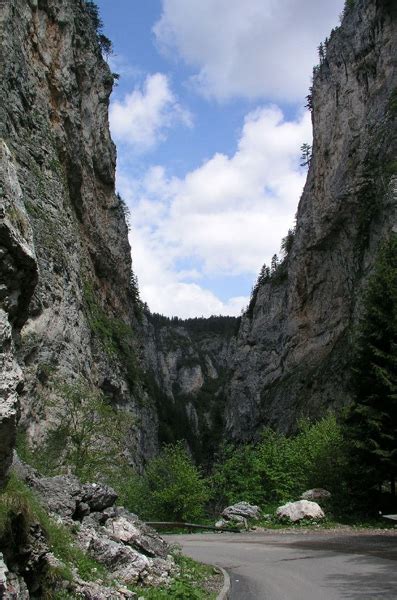 Екскурзия до Бачково Пампорово Триград пещерите Дяволско гърло и Ягодинска пещера и Смолян