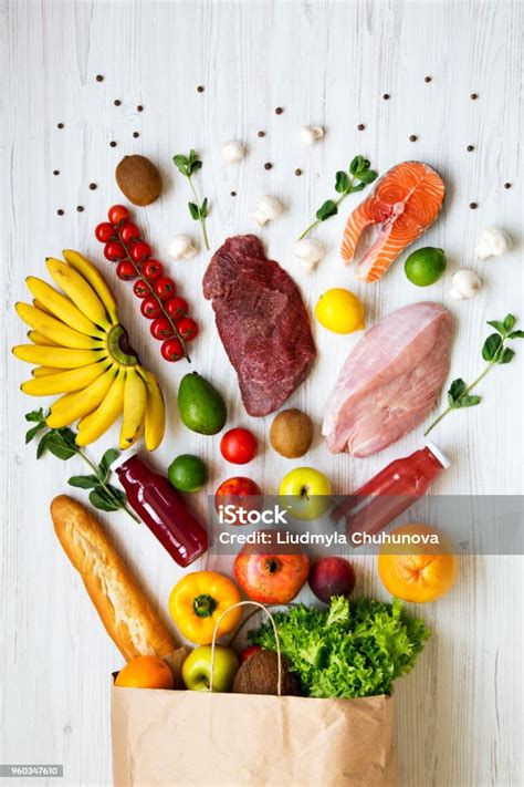 상위 뷰 다양 한 건강 식품의 종이 봉지 건강 한 먹는입니다 흰색 나무 배경입니다 위에서 평평 하다 0명에 대한 스톡 사진 및