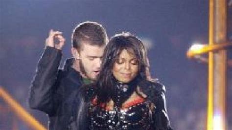 S Ngerin L Sst Sich Mit Schokolade Verf Hren Janet Jackson F Hlt Sich Ohne Piercing Nackt