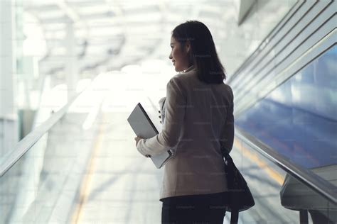 비즈니스 우먼 그녀는 아침에 지하철에서 일할 것입니다 그리고 그녀는 커피를 먹고 있습니다 사진 Unsplash의 유행 이미지