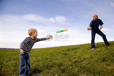 男孩和父亲玩飞盘高清图片下载 正版图片501446591 摄图网