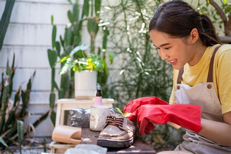 중고 신발을 신고 식물을 재배하는 여성은 에코 개념을 재활용한다 30 34세에 대한 스톡 사진 및 기타 이미지 30 34세 나무 농업 Istock