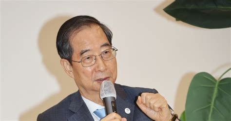 출입 기자들에게 백브리핑하는 한덕수 총리