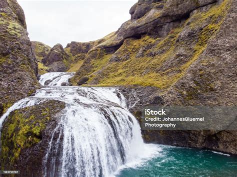 Stjornarfoss 폭포의 비행 무인 항공기에서 보기 아이슬란드 유럽에서 인상적인 여름 일출 자연 컨셉 배경의 아름다움 아이슬란드 여행 0명에 대한 스톡 사진 및 기타