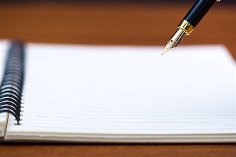 만년필 또는 복사 공간 사무실 책상 개념 나무 작업 테이블에 노트북 종이와 잉크 펜 닫습니다 얕은 초점 금융에 대한 스톡 사진