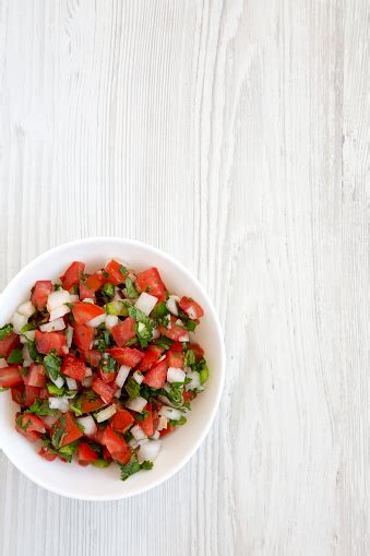 피코 드 갈로 흰색 나무 배경에 흰색 그릇에 상단 보기 오버 헤드 위에서 평평한 누워 공간을 복사합니다 0명에 대한 스톡 사진