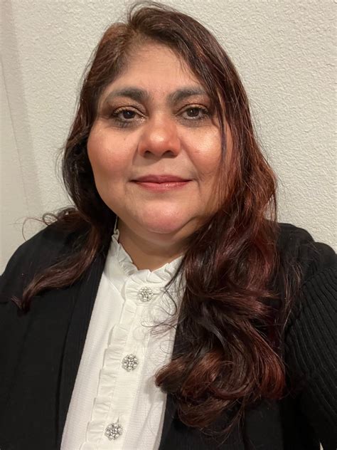 About Maimoona Iqbal Medium