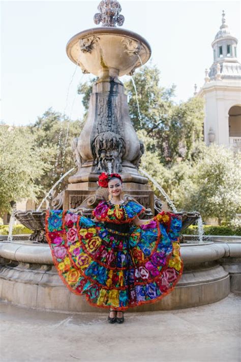 Cinco De Mayo 건축 관광객 낮 다채로운 댄스 드레스 라틴어 랜드마크 멕시코 축제 멕시코 피에스타 멕시코의 목적지 문화 문화 유산 문화적