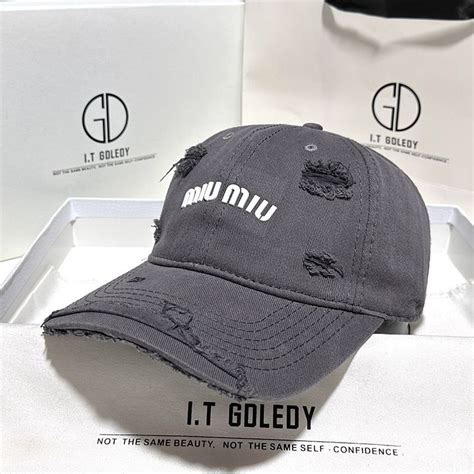 Бейсболка Miu Miu Унисекс купить на Ozon по низкой цене 1682731667