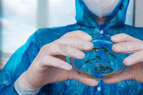 流行病学家开发疫苗并调查病毒。