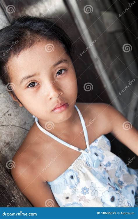 Jeune Fille Asiatique Contre Le Mur Photo Stock Image Du Asiatique Wondering