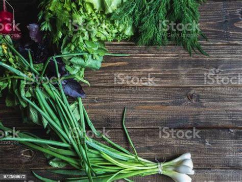 오버 헤드 복사 공간 허브 양파 바질과 파 슬 리와 딜 나무 표면에 건강관리와 의술에 대한 스톡 사진 및 기타 이미지 건강