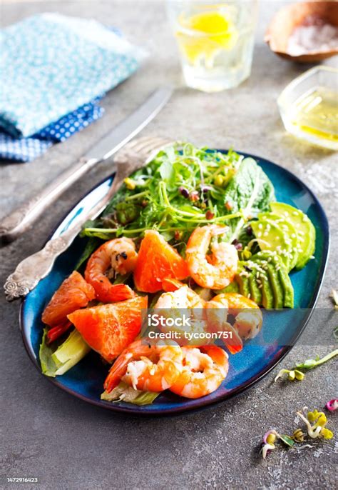 부드러운 삶은 계란 아보카도 채소 구운 새우 및 소스를 곁들인 부처 그릇 점심 그릇 건강한 식생활에 대한 스톡 사진 및 기타 이미지 Istock