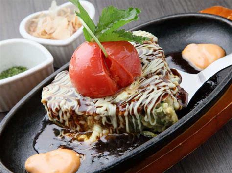 【梅田・お好み焼き】たっぷりのキャベツと色々な種類の具材！鉄板で焼かれた熱々のお好み焼きにソースとかつお節が踊る！梅田でおいしいお好み焼きが