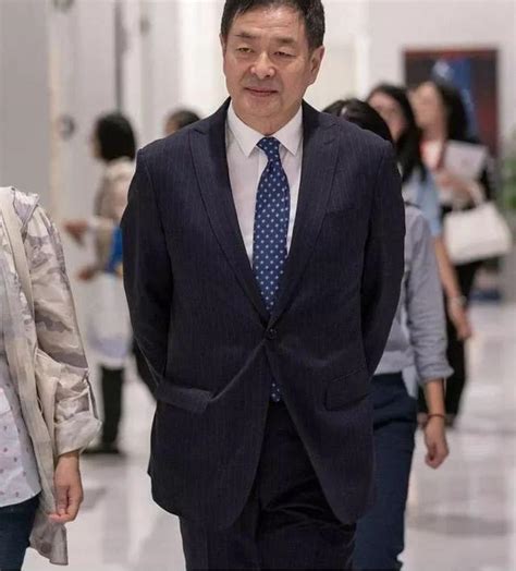 66歲濮存昕近照曝光，非常精神不似老人，與粉絲合影太有親和力 每日頭條