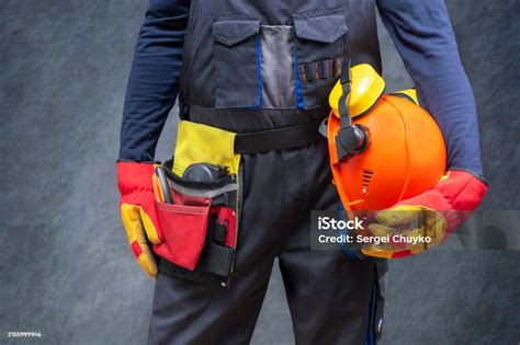 안전 안전모를 들고 있는 제복을 입은 건설 노동자 건강과 안전의 개념 개인 장식품에 대한 스톡 사진 및 기타 이미지 개인 장식품 건설 산업 공사장 감독 Istock