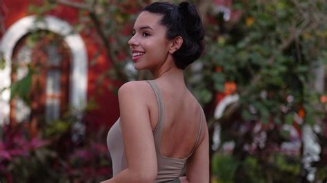 Ángela Aguilar Presume Abdomen Plano Con Mini Top De Tirantes