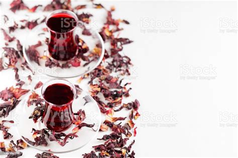 흰색 배경에 전통적인 터키 안경에 히비스커스 차 히비스커스 차와 드라이 히비스커스 꽃잎 맨 위 보기입니다 복사 공간 건강한 생활방식에 대한 스톡 사진 및 기타 이미지