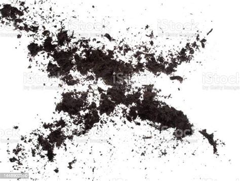 검은 비옥 심기 준비가 된 토양 정원 농업을위한 뿌리가있는 좋은 유기 토양 먼지가 더러워진 공기 중에 던져지는 토양의 미세한 세부 사항 흰색 배경 위에 고속 동결 샷이