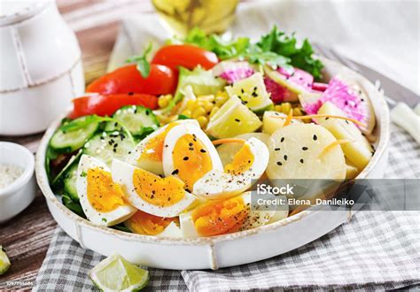 신선한 샐러드입니다 채식 부처님 그릇입니다 삶은 감자 오이 토마토 수 박 무 상 추 Arugula 옥수수와 삶은 계란과 그릇 건강 한 음식입니다 감자 요리에 대한 스톡 사진