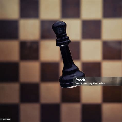 빈티지 체스판 배경에 검은 체스 조각 왕 체스판 의 세포의 배경에 체스 조각 왕 0명에 대한 스톡 사진 및 기타 이미지 0명 개념 개수대 Istock