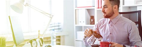 사무실에서 젊은 남자 테이블에 모니터에 보이는 앉아서 커피 한 잔에 따른다 감독에 대한 스톡 사진 및 기타 이미지 감독 개념 거친 Istock