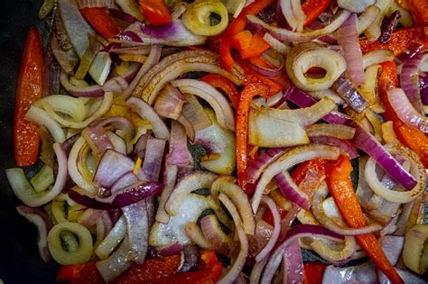 올리브 오일과 프라이팬에 구운 붉은 양파와 파프리카의 혼합 0명에 대한 스톡 사진 및 기타 이미지 0명 건강한 생활방식 다양 Istock