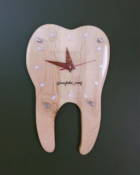 Деревянные часы в форме зуба