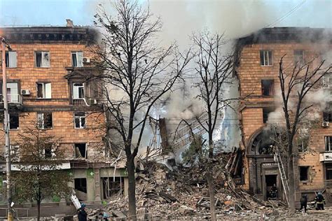 РФ вдарила ракетами по багатоповерхівках в Запоріжжі Хмарочос