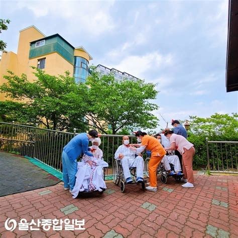 길메리요양병원 길메리재활요양병원대표원장 전병찬은 8일 다가오는 어버이날을 맞이해 부모님을 직접 만나지 못하는 보호자들을 대신해 직원들이 입원한 환자들에게 카네이션을