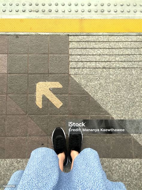 도로에 발과 화살표 화살표 방향의 노란색 기호와 바닥에 서 개념에 대한 스톡 사진 및 기타 이미지 개념 거리 교통