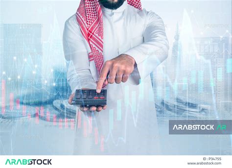 صورة مقربة لرجل عربي سعودي خليجي محاسب يستخدم الآلة الحاسبة للتعبير عن
