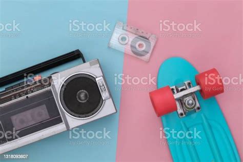 복고풍의 오래된 학교는 분홍색 파란색 배경에 80 년대 속성 맨 위 보기입니다 플랫 레이 스케이트보드 타기에 대한 스톡 사진 및 기타 이미지 Istock