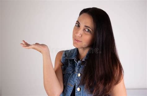 Jovencita Morena Posando Sobre Un Suave Fondo En Un Chaleco De Jeans Foto De Archivo Imagen De