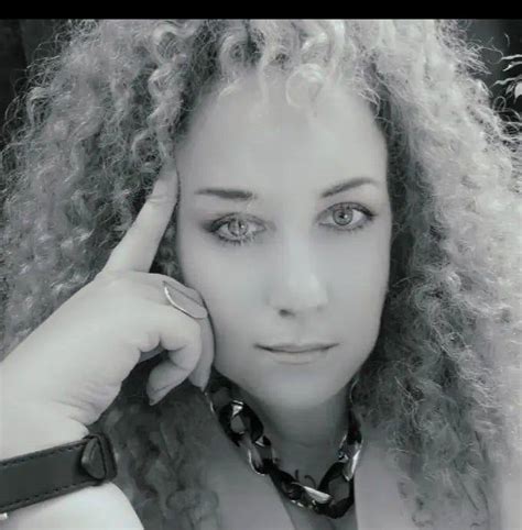 ЗАЛИШСЯ В СНАХ Не забувай мене ніколи і нізащо Залишся десь на відстані руки І байдуже що