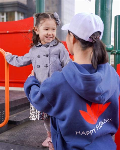 Хүүхдийг гараас гарт аюулгүй хүргэх асрагчтай үйлчилгээ