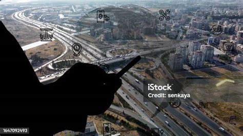 지능형 차량 통신 자동차 Ai 물류 자율 배송 차량 Iot Gps 추적 위성 5g 스마트 도로 교통 도로 교차로 인터체인지 고속도로 교통 데이터의 삼각 측량 개념에 대한