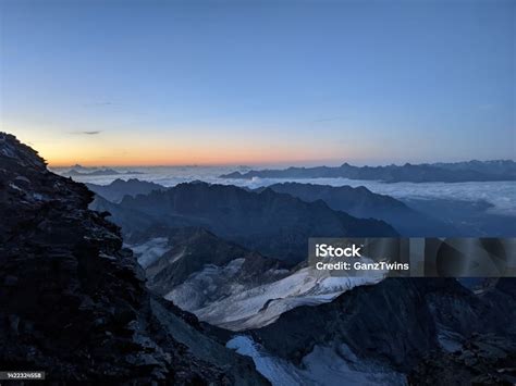 일출에 등산 태양의 첫 번째 광선과 함께 알프스의 멋진 전망 그랜드 콤빈 발레 고품질 사진 0명에 대한 스톡 사진 및 기타 이미지 Istock