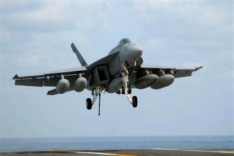 14噸艦載機著艦遇險情攔阻索老化突然斷裂甲板人員慘遭腰斬 每日頭條