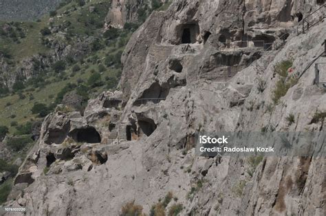 오래 된 바위 도시 Vardzia 조지아입니다 교회 및 거실의 틈새 바위 벽에 새 겼 다 0명에 대한 스톡 사진 및 기타 이미지 Istock