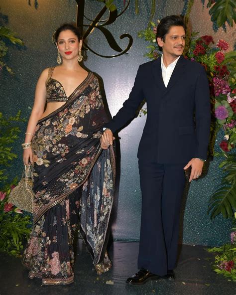 Randeep Lin Wedding Reception पत्नी लिन का हाथ थामे नजर आए रणदीप हुड्डा मैरून साड़ी में